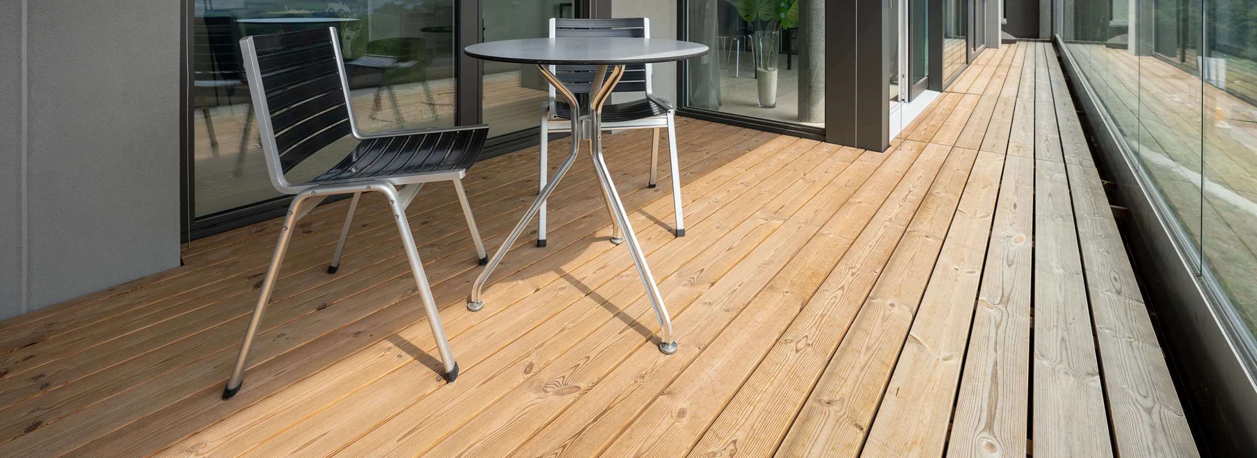 Der Bodenleger für Holz-Parkett und Holz-Terrasseböden mit grossen ...